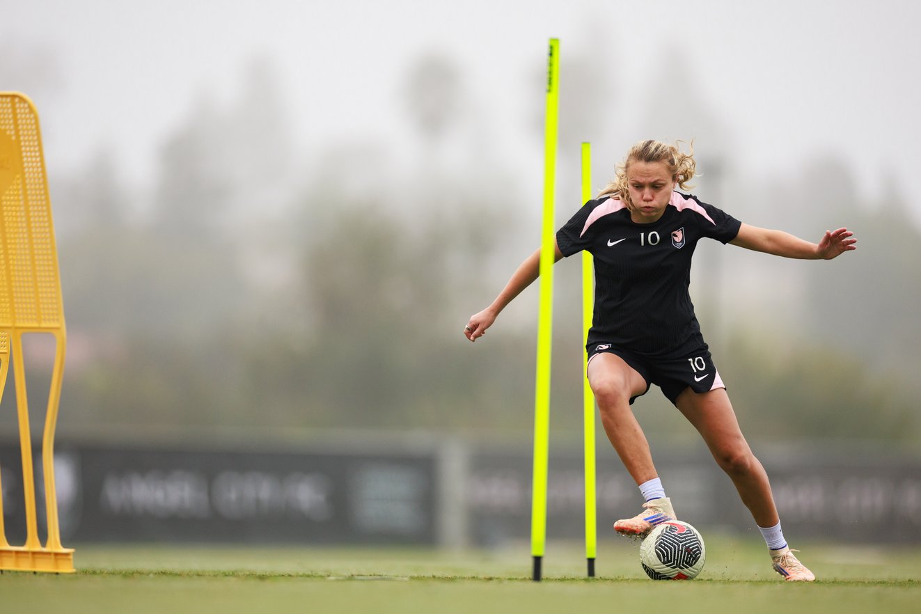 Angel City Signs U-23 WNT Player Evelyn Shores
